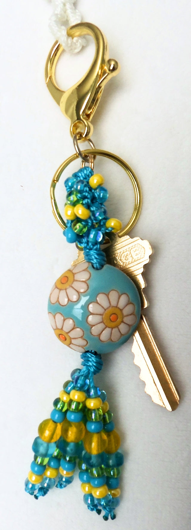 Blue & White Daisy Keychain | Macrame Keychain | Juicybeads Jewelry